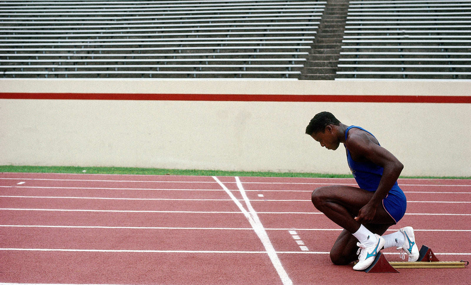 Carl Lewis Kneeling | Neil Leifer Photography