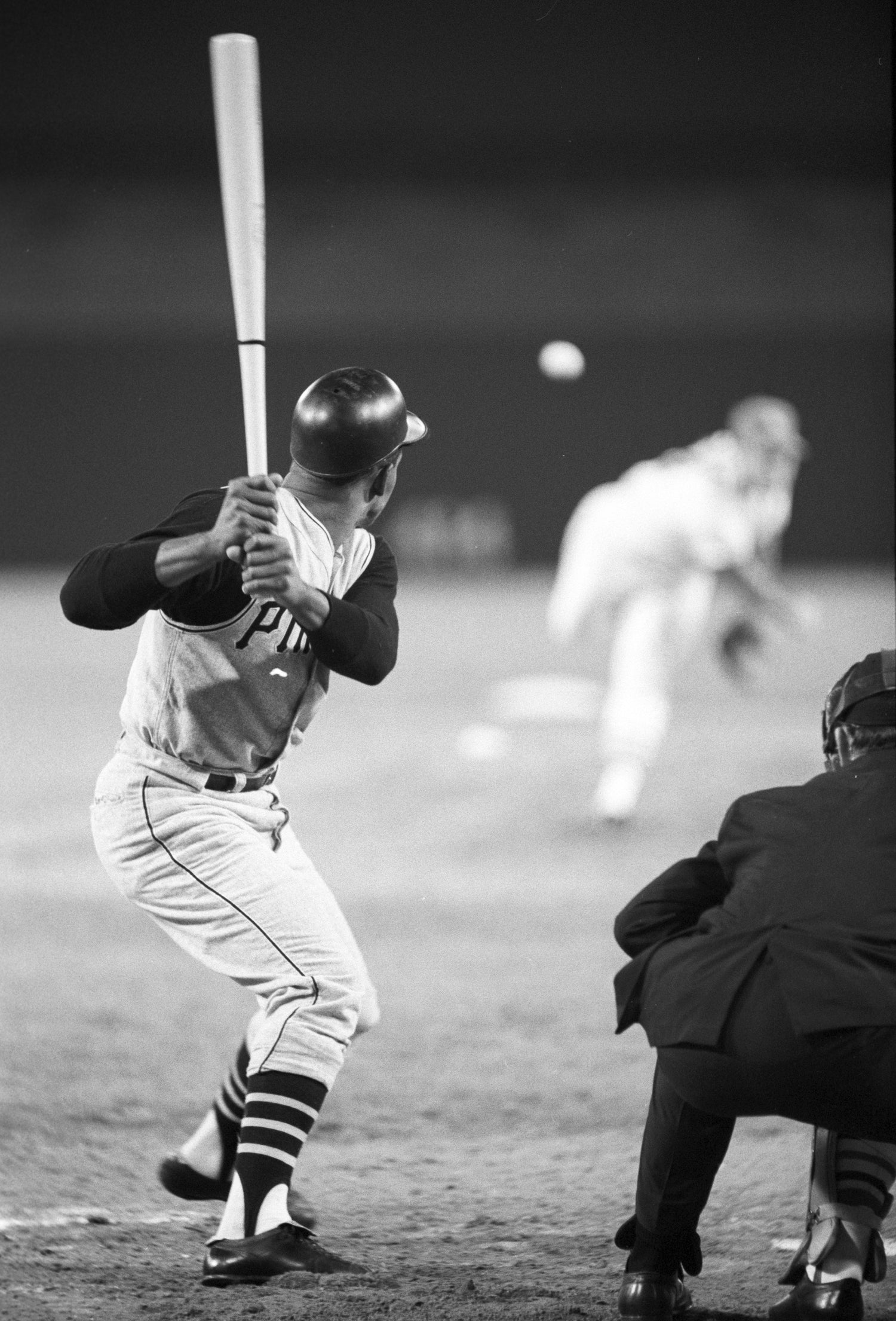 Roberto Clemente Hitting | Neil Leifer Photography
